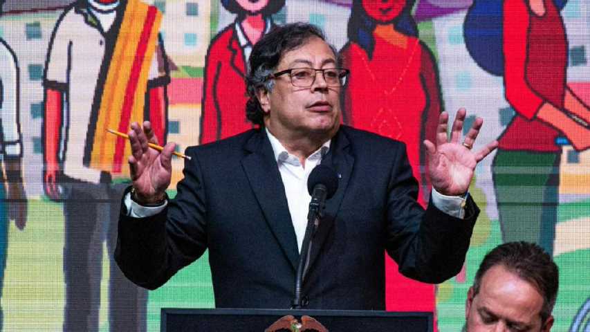 Petro un año en el Gobierno con logros en la paz pero acosado por ...