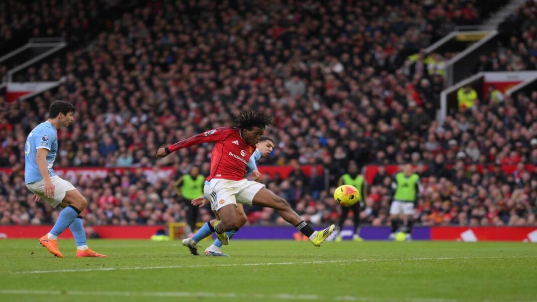 Michael Carry al frente del Manchester United se llevó el derbi ante el ...
